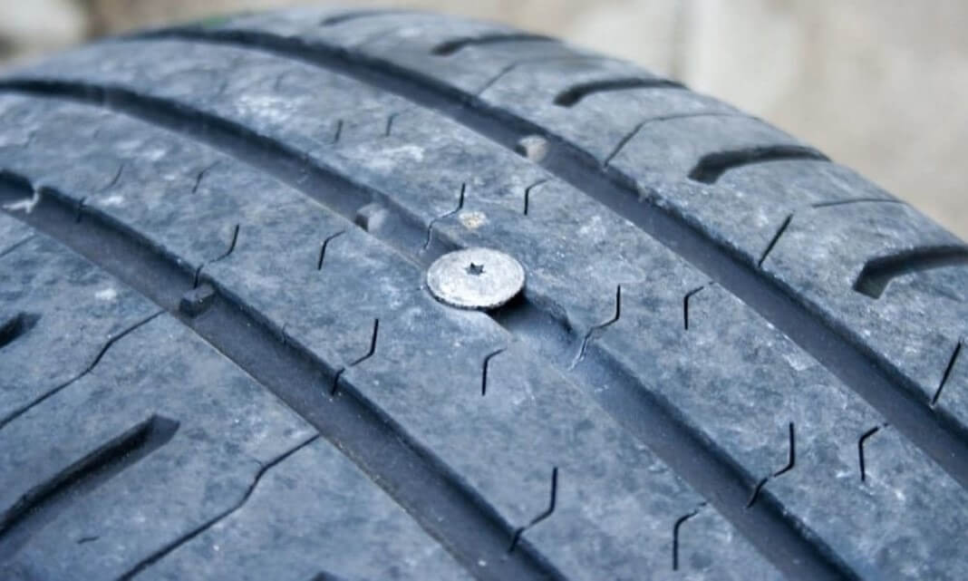 Lốp xe ô tô bị dính đinh xử lý thế nào? Cách phòng tránh